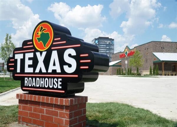 Why Texas Roadhouse Is Moving Away from Traditional Neon Signs - IDM ...